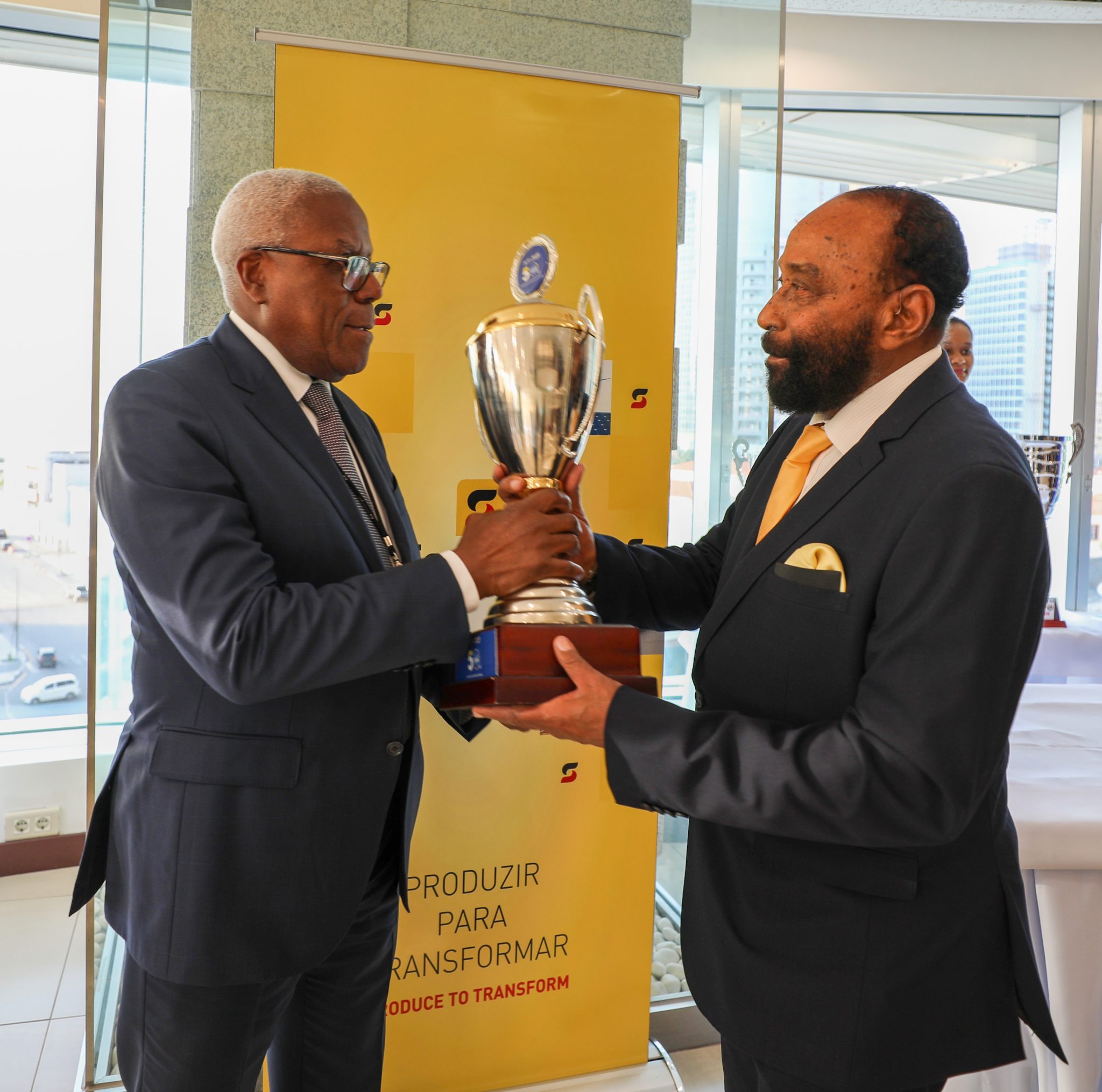 Atlético Petróleos de Luanda Entrega Troféus à Sonangol – Sonangol